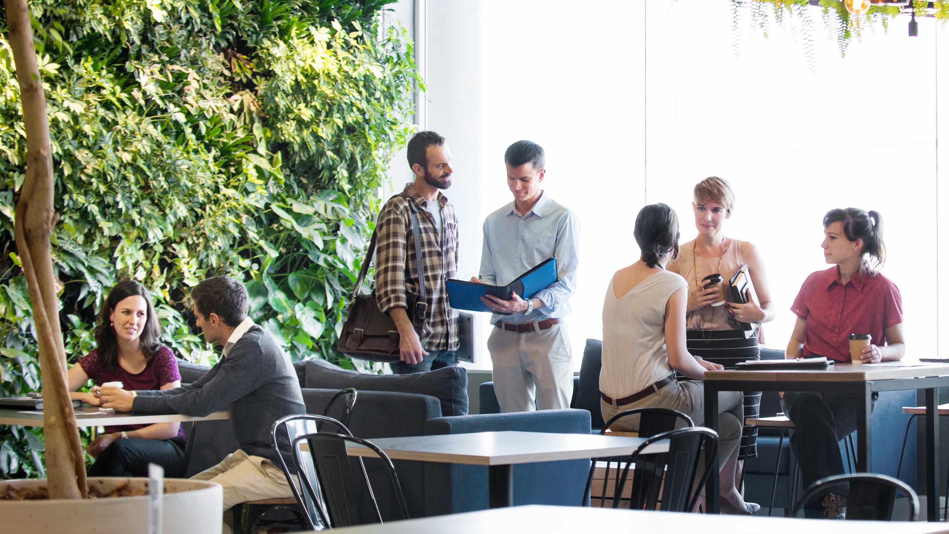 Klimaneutrale Gewerbeimmobilien: Alexandra Hahn und Annelie Casper im ...